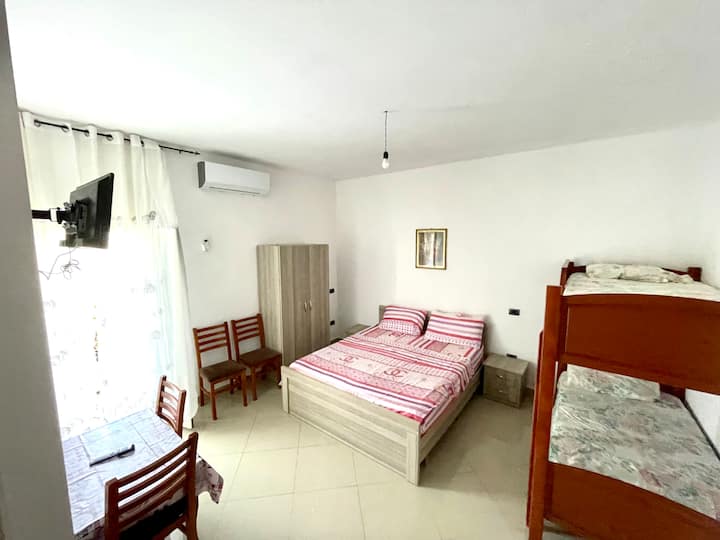 Dhoma Plazhi Parajsa (Room N.1) - Spille