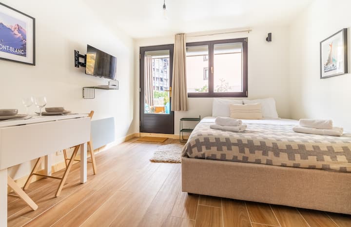 Central Chamonix Studio With Parking + Patio - Chamonix-Mont-Blanc