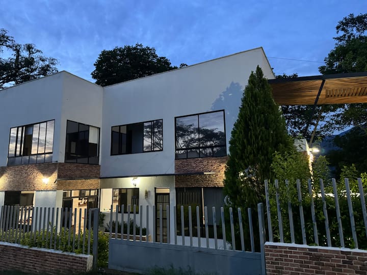 Hermosa Casa Familiar - San Jerónimo