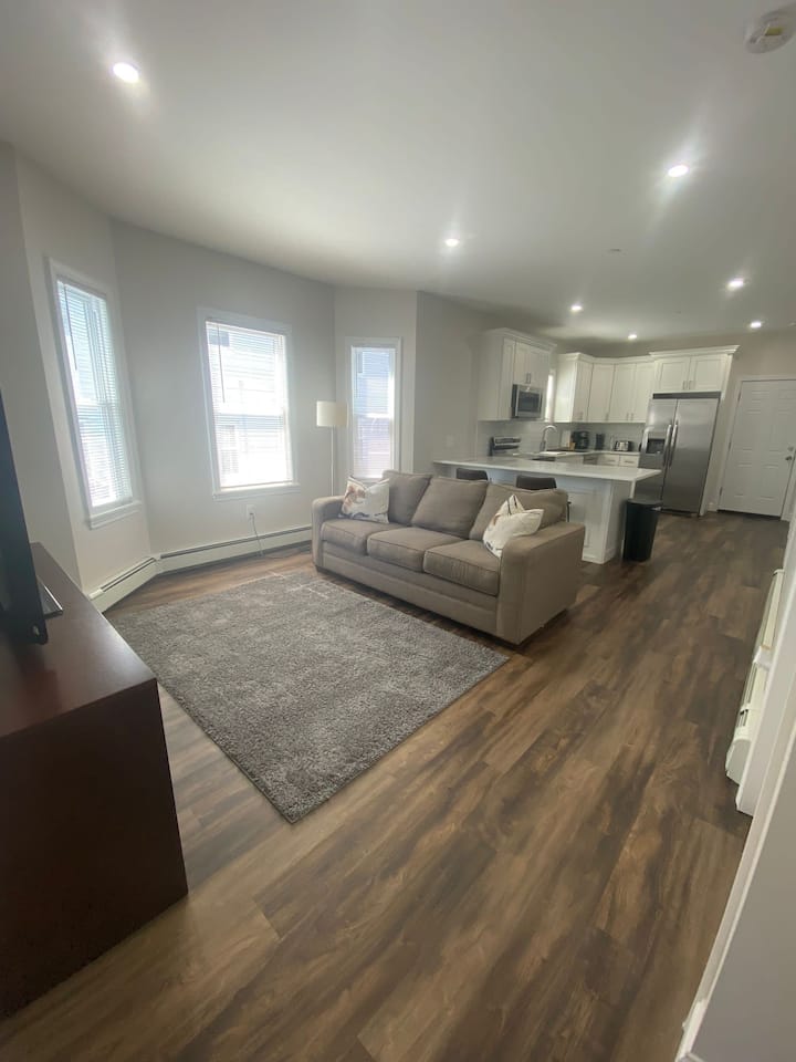 Nicely Furnished 2bd Apartment With Laundry - Lowell, MA
