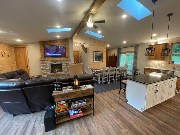Rustic Pines On Buckeye Trail With Hot Tub - Logan, OH