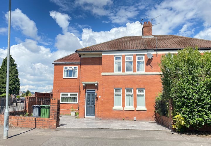 Beautiful 4 Bedroom House - Cardiff