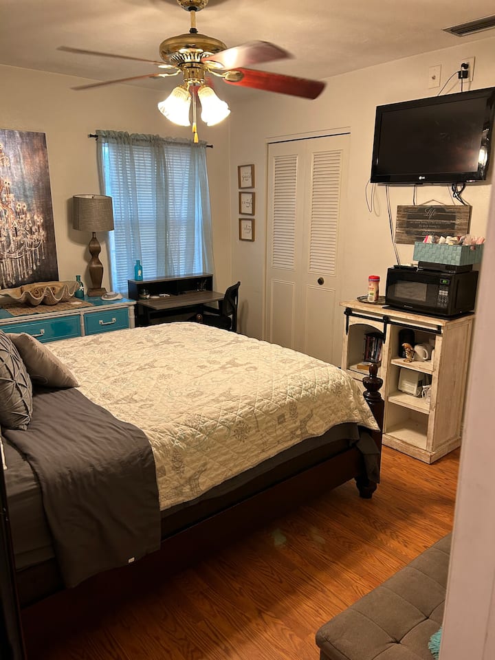 Private Master Suite/pool Access - Deltona, FL