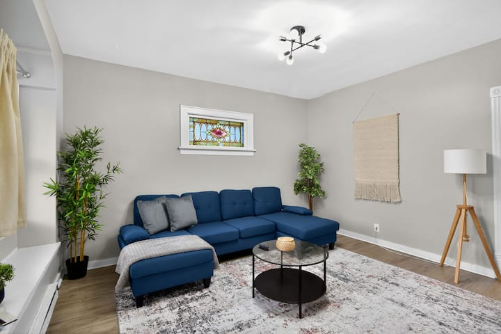 Massive 6br W/ Garage Near Downtown - 7 Min Drive - Milwaukee, WI