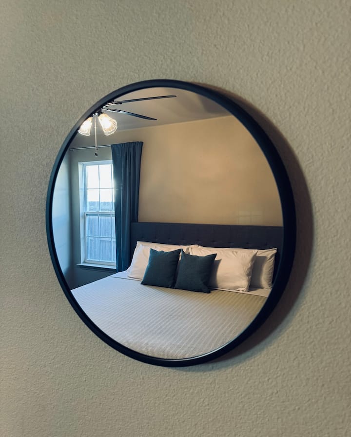 An Enclave (A King Bed; No Cleaning Fees) - Lubbock, TX