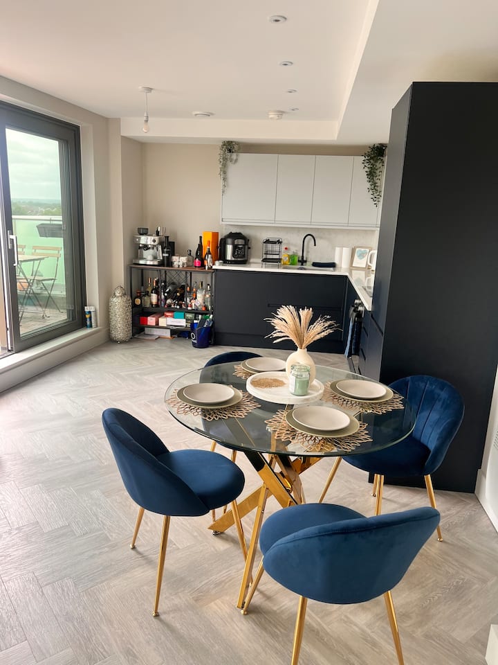 Casa Amani -Top Floor 3 Bed, 2 Bath Flat & Balcony - Kingston upon Thames