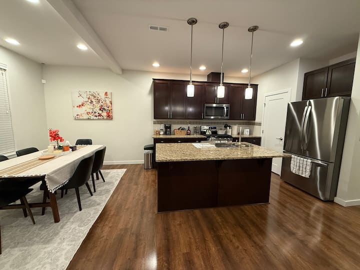 Cozy 4 Bed 3.5 Bath Townhouse - Edmonds, WA
