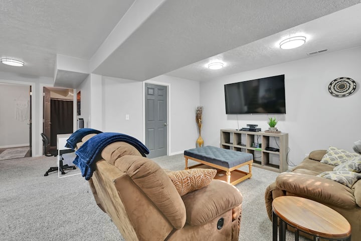 Basement Apartment W/ Separate Entrance In Clinton - SeaQuest Utah, Layton