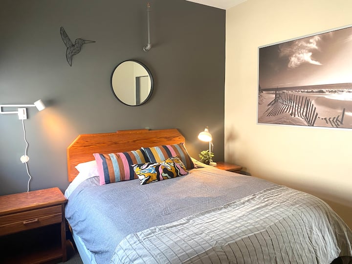 Charming Riverview- 1 Br & Workspace Hotel Suite - Manitoba