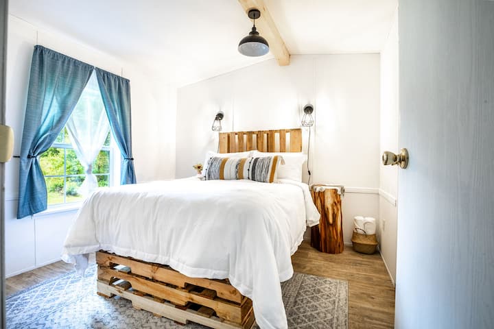 Sunday River Orchard W/fireplace, Firepit & Goats! - New England