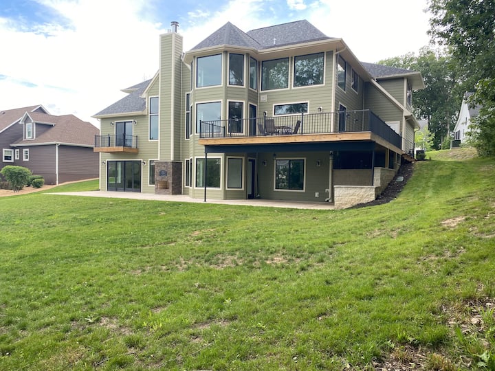 Luxurious Mansion, Deck, Patio, Chef’s Kitchen - Merrillville, IN