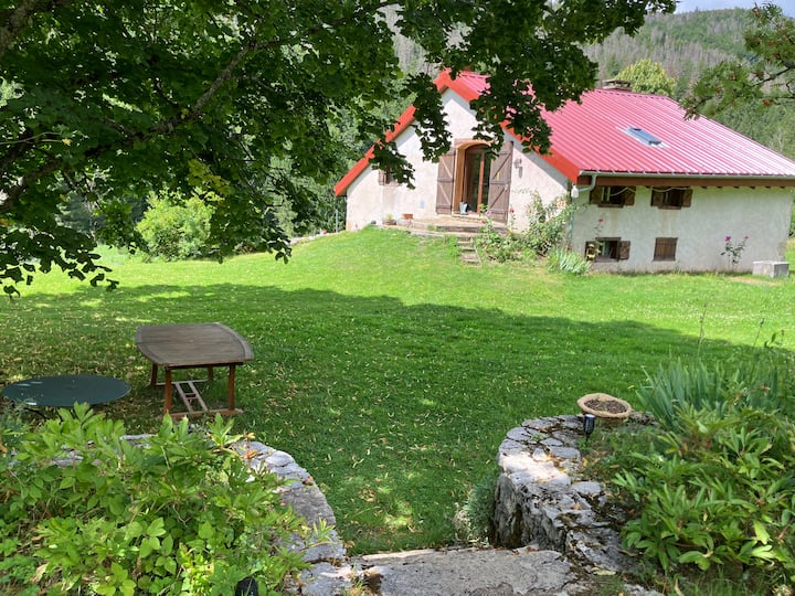 Maison Au Milieu Des Champs Au Bord De La Rivière - Mijoux
