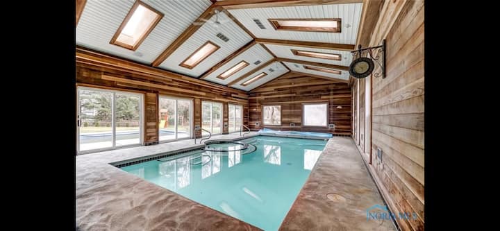 Prime Estate: Indoor Pool, Court, Gourmet Kitchen - Toledo, OH