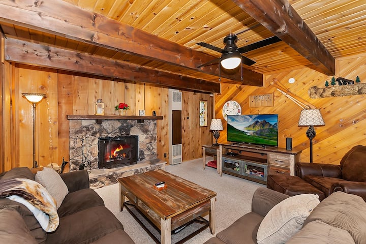 Centrally Located In Big Bear! Cozy Cabin! Wifi! - Big Bear Lake, CA