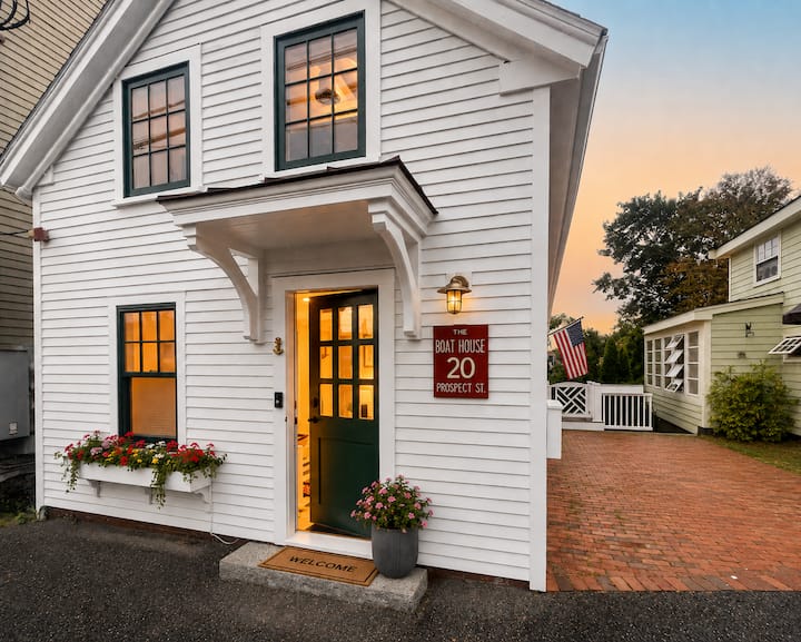 Boat-inspired Cottage, Covered Deck, Dog-friendly - Marblehead, MA
