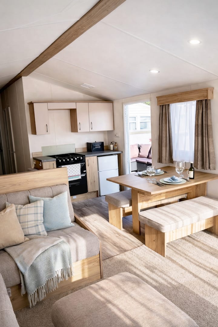 F42 : Family & Group Size With Free Parking - Hayling Island