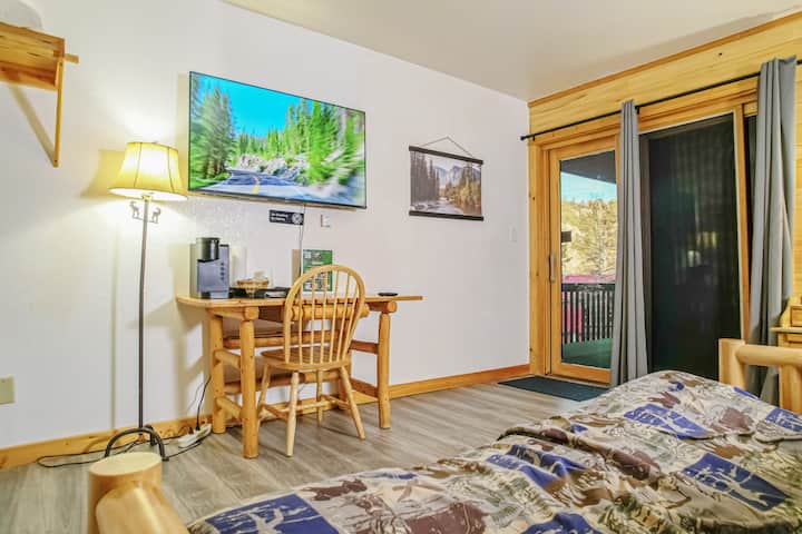 Spacious Upper-level 1 Bedroom 206 - Estes Park, CO