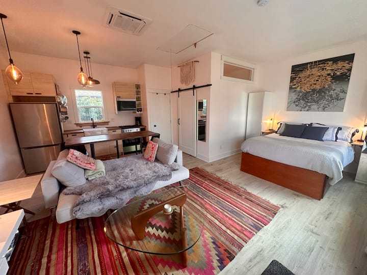 Modern Gladstone Garden Bungalow - West Linn, OR