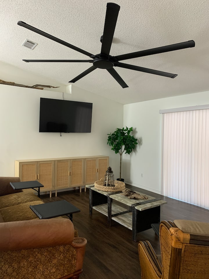 Pet Friendly Beach Getaway, Fenced Back Yard. 1 Gb - Navarre Beach, FL