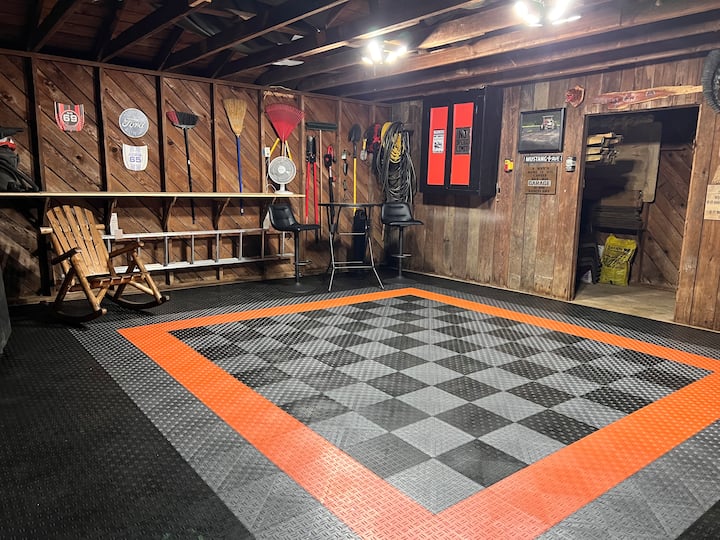 Dragons Lair, Garage, Motorcycle And Car Friendly - Robbinsville, NC