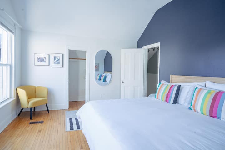 Family-friendly Two Bedroom Home With Private Yard - Kingston