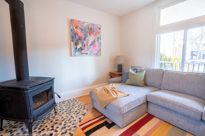 Family-friendly Two Bedroom Home With Private Yard - Kingston, Canadá