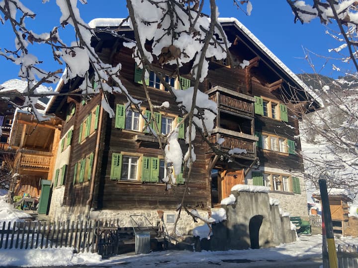 4,5 Zi-hausteil, 3 Schlafzimmer 3 Badezimmer, 8 Pl - Obersaxen