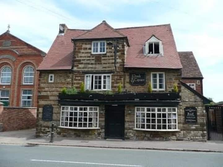 17th Century Pub With Guest Room - Towcester