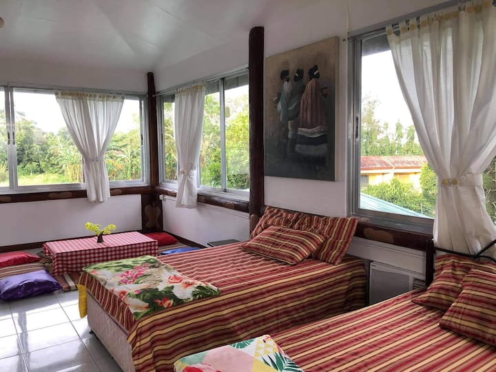 Econo Penthouse Unit, Airy Balcony Tambayan, - Tagaytay