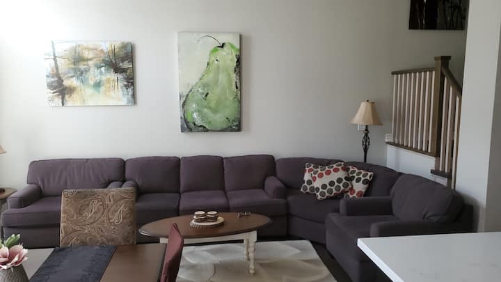 Cozy, Centrally Located 3 Bed Family Home - Collingwood