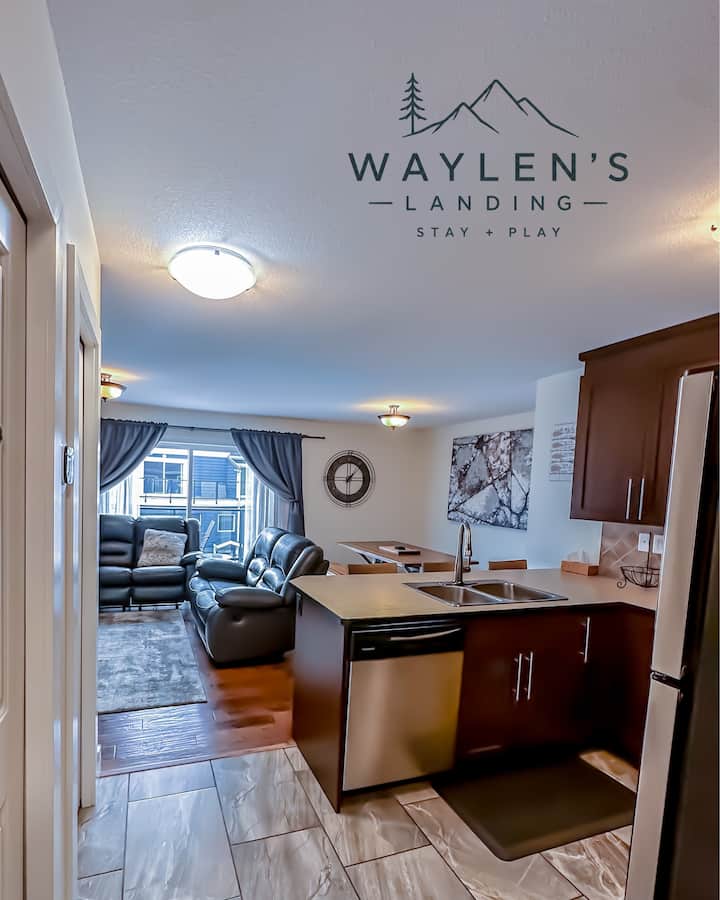 Waylen's Landing. Stay + Play Sicamous - Sicamous