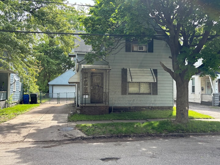 Minutes Away From Downtown - Parma, OH