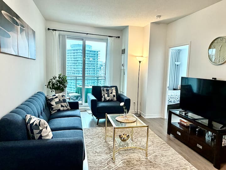 2br, Prime Location I Subway I Parking I Pool &Gym - Toronto