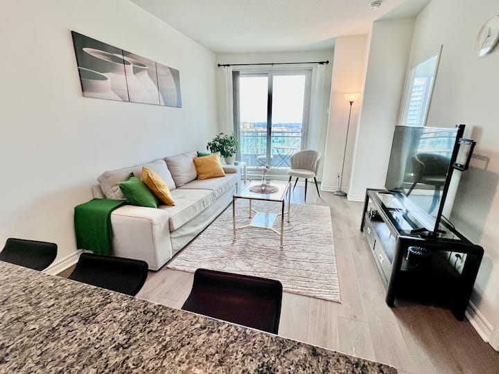 Prime Location I Subway I Free Parking I Pool &Gym - Toronto