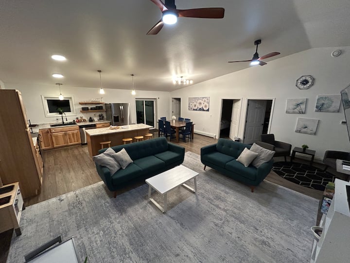 Modern Spacious 3br | King Bed, Deck, Near Airport - Fairbanks, AK