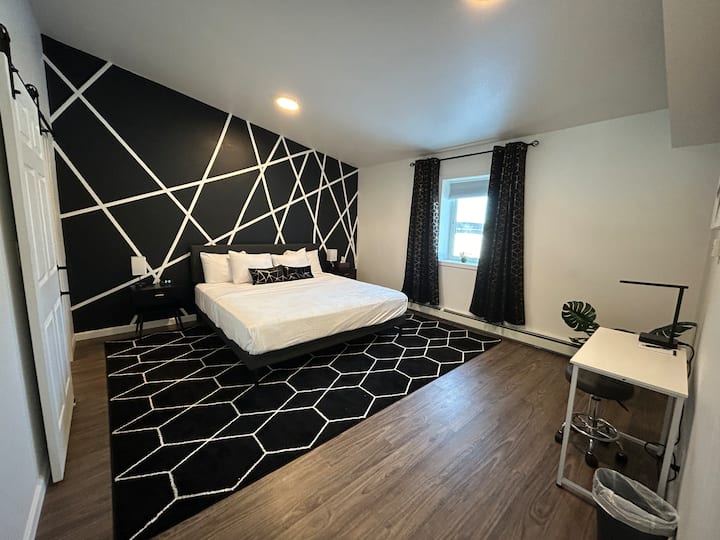 Modern Spacious 3br | King Bed, Deck, Near Airport - Fairbanks, AK