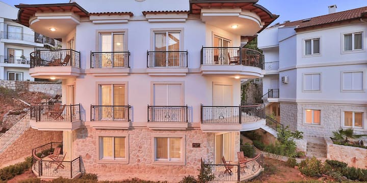 2+1 Garden Floor In Kaş Center - Kaş