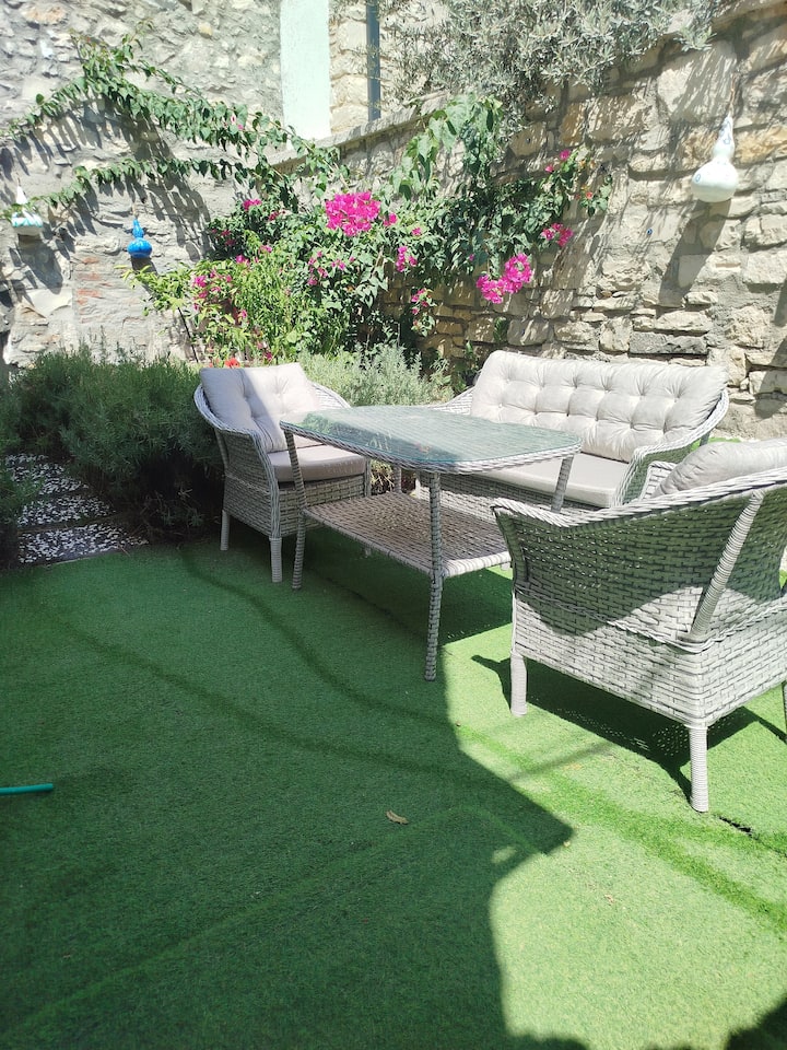 Urla Merkezde Avlulu,tarihi Taş Ev(lavanta) - Urla