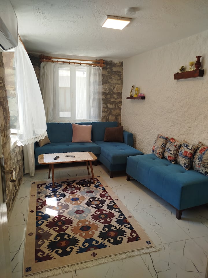 Urla Merkezde Avlulu,tarihi Taş Ev(lavanta) - Urla