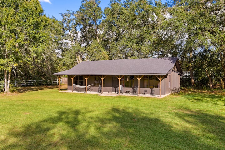 Peaceful 2br Cabin 8 Acres Near Pensacola & Beach - Florida Panhandle, FL