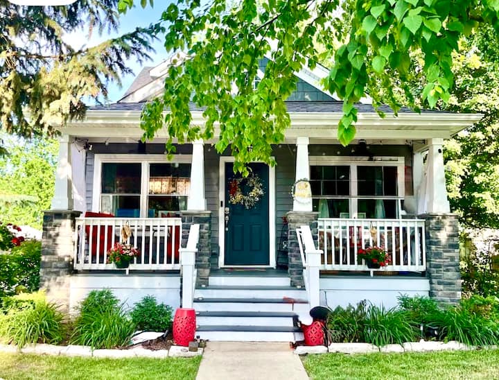 Quaint Oswego Downtown Bungalow - Oswego, IL