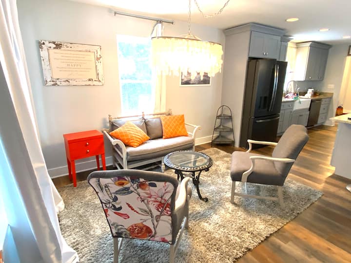 Quaint Oswego Downtown Bungalow - Oswego, IL
