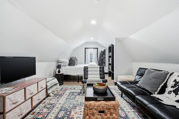 Romantic Barn Loft | Wine Country & Weddings - Leesburg, VA