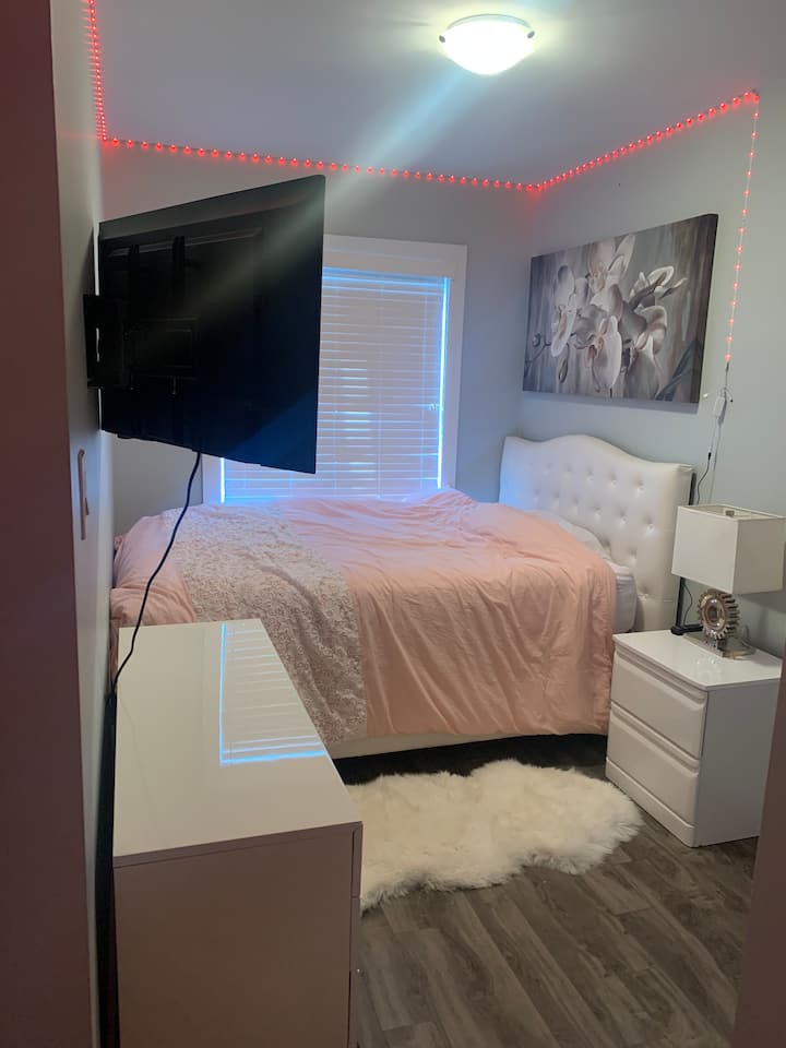 Ensuite “Cutesy”room In Brand New Townhouse. - Barrie