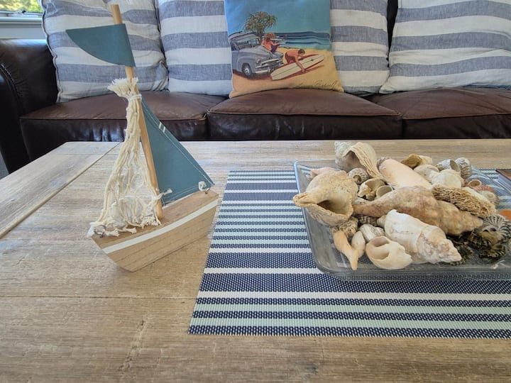 Seaside House With Penguins In Garden - ペンギン