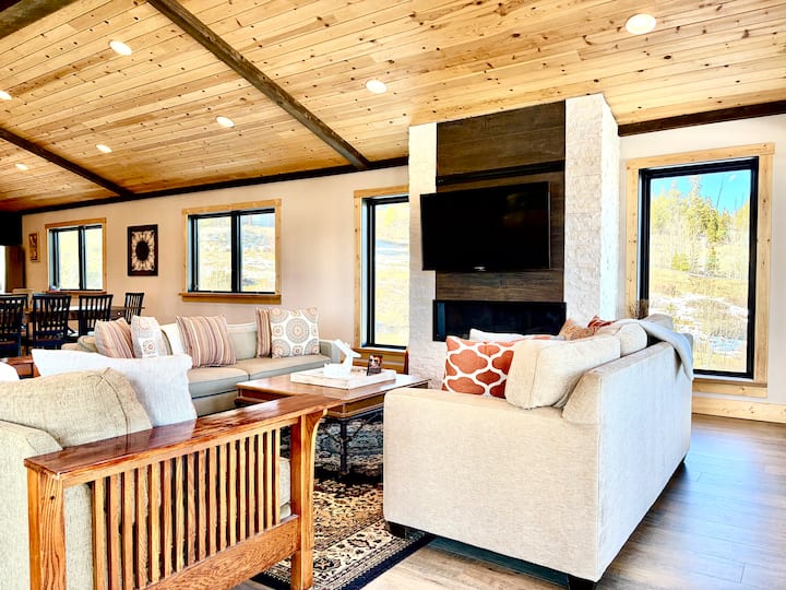Hot Tub & Views: Grand Lake Retreat: 2 King Suites - Grand Lake, CO
