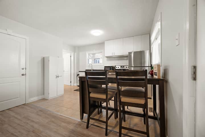 Convenient Cozy Main Floor Close To Dt - London