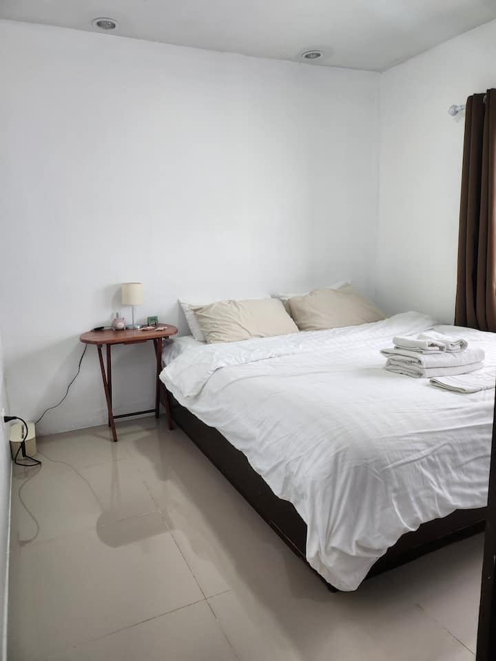 Cozy Room With King Bed In Cat House Near Bts, Mrt - Bangkok