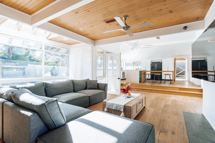 Poolside Haven: Your Mount Eliza Family Getaway - Frankston