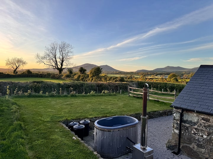 Gadlas, Plas Gwyn - 19thc Barn With Hot Tub - North Wales